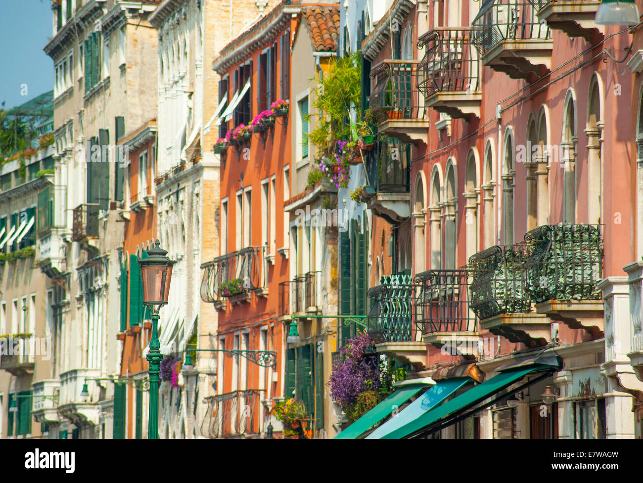 Building fronts hi-res stock photography and images - Alamy