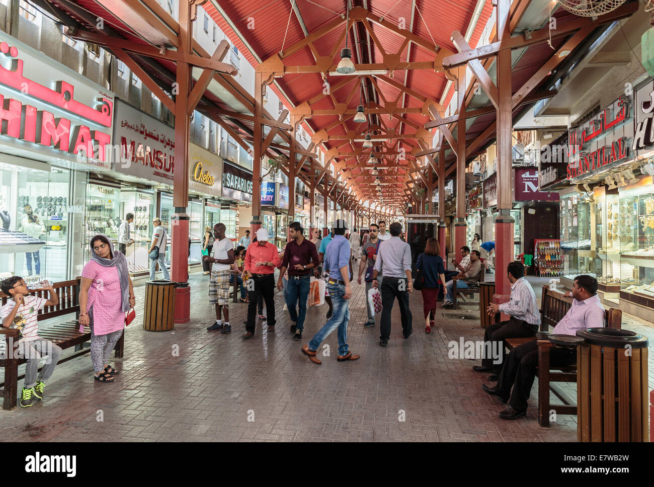 DUBAI, UAE-NOVEMBER 9, 2013: Street Market in Dubai Deira. Biggest ...
