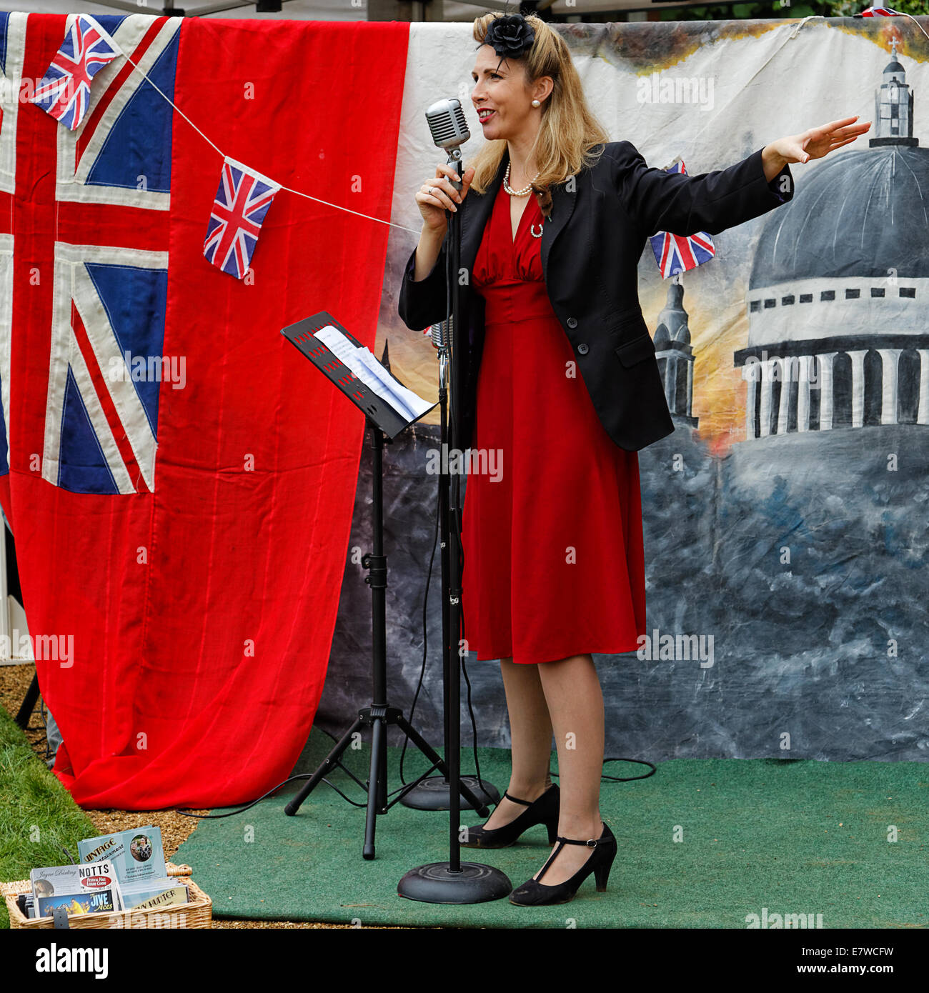 Jayne Darling 1940s & Vintage Singer creating the atmosphere of the era ...