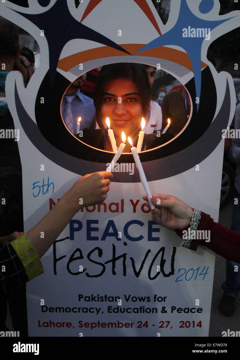 Lahore, Pakistan. 24th September, 2014. Pakistani youth organization ...