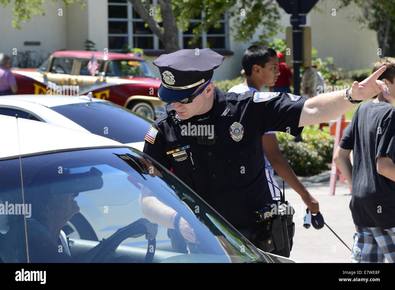 Policeman talking with a driver about a traffic violation Stock Photo ...
