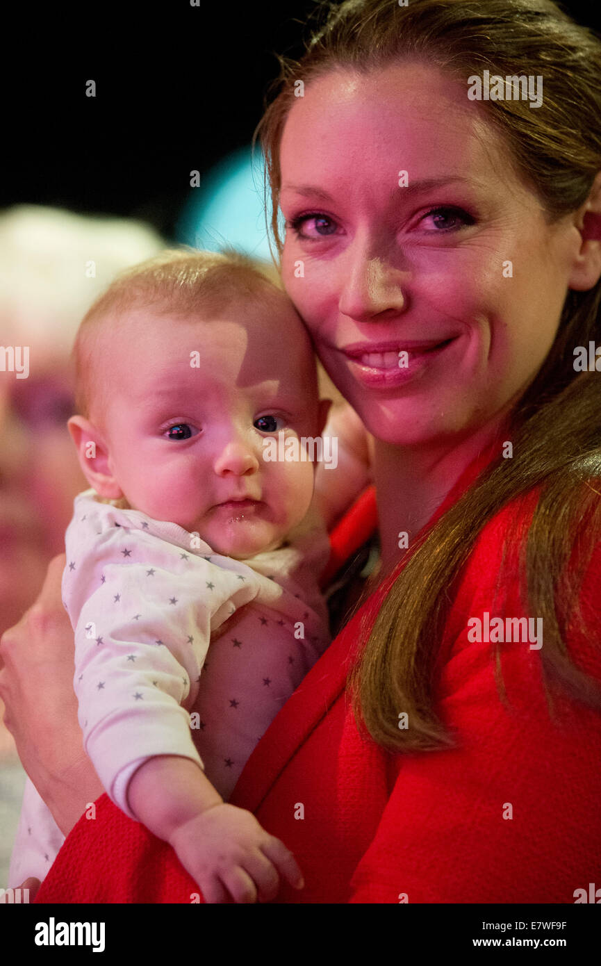 Politician with baby hi-res stock photography and images - Alamy