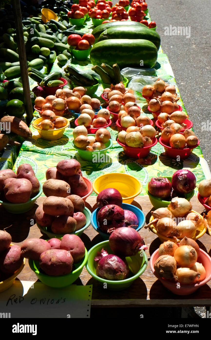 farmer farmers market produce sell vegetables Stock Photo - Alamy