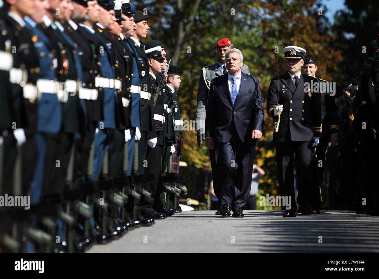 Ottawa. 24th Sep, 2014. Visiting German President Joachim Guack inspects the honour guard during ...