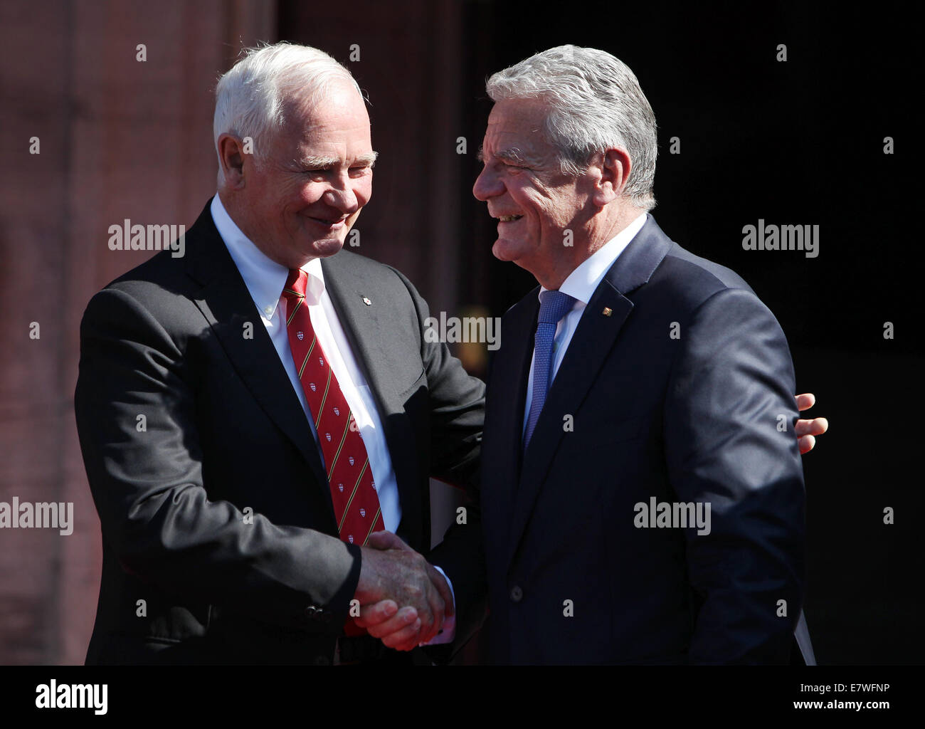 Ottawa, Canada. 24th Sep, 2014. Canada's Governor General David Johnston (L) and visiting German ...