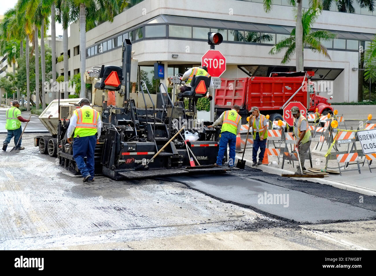Working men paving street hi-res stock photography and images - Alamy