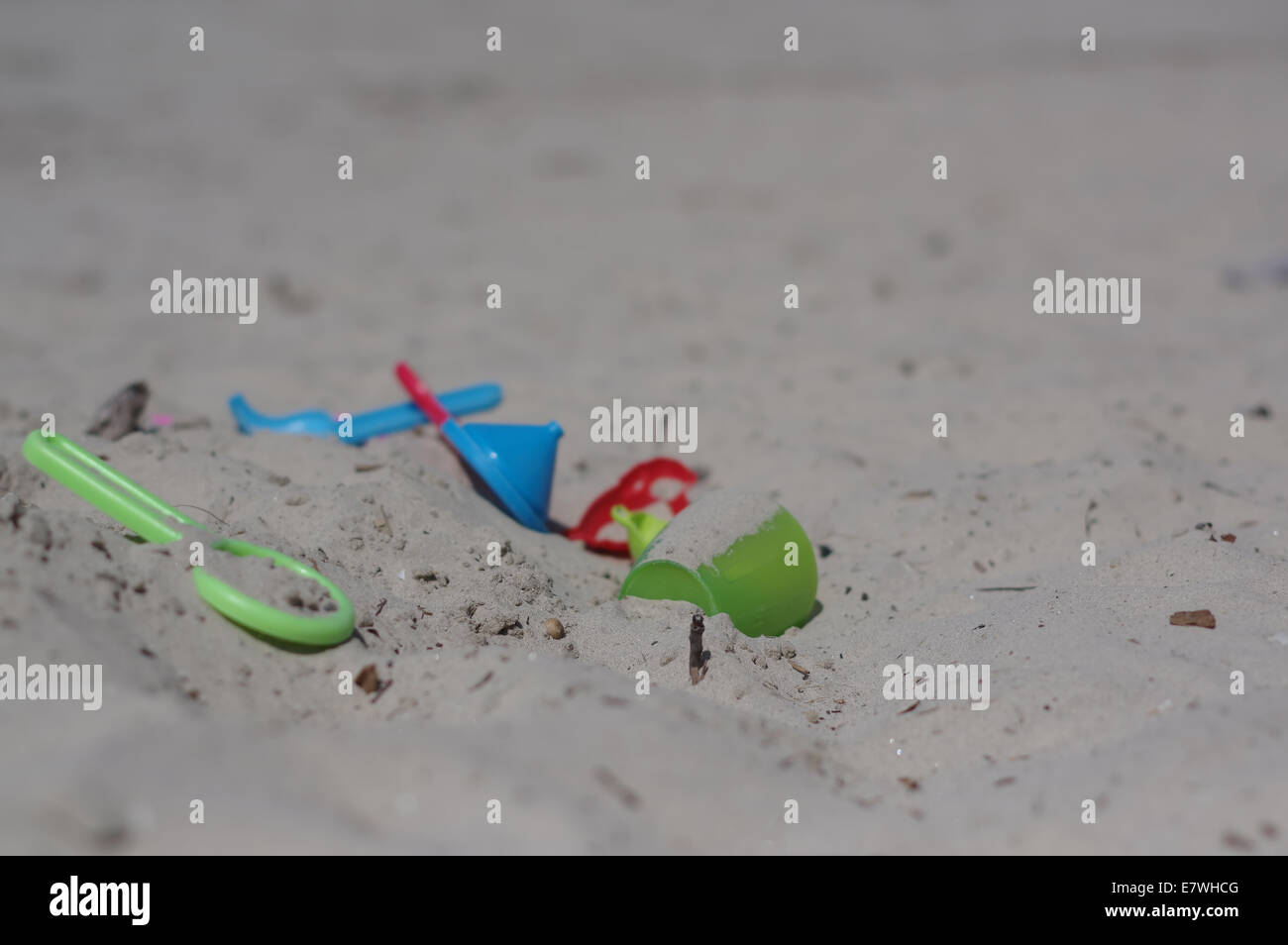Toys in sand beach hi-res stock photography and images - Alamy