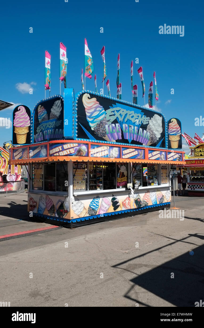 Amusement park food stand hi-res stock photography and images - Alamy