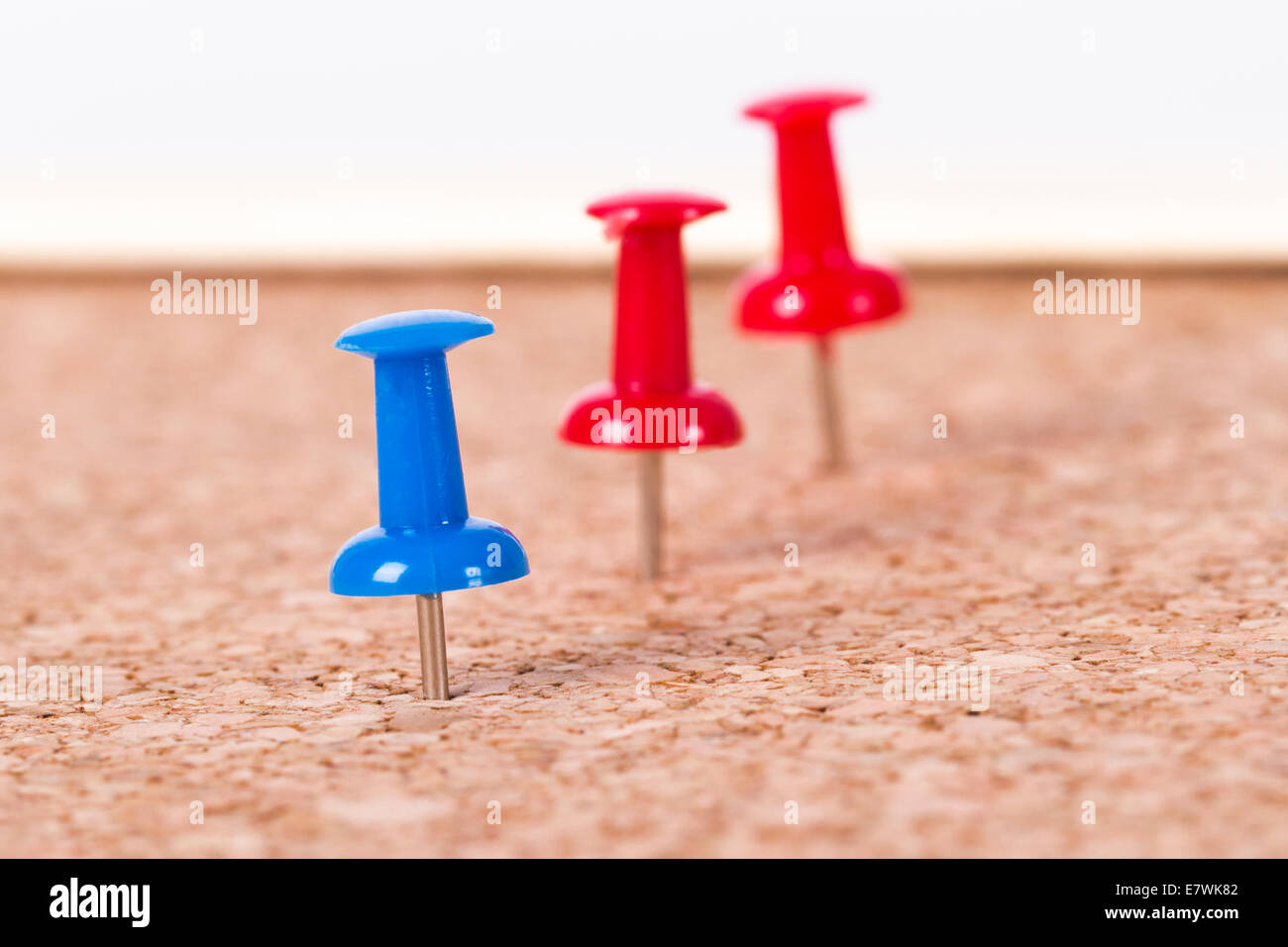 Blue and red push pins on cork bulletin board Stock Photo - Alamy