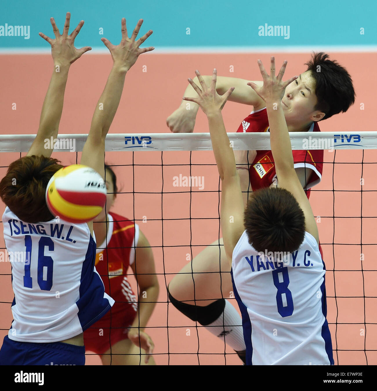 Incheon, South Korea. 25th Sep, 2014. Li Jing (back) of China spikes ...