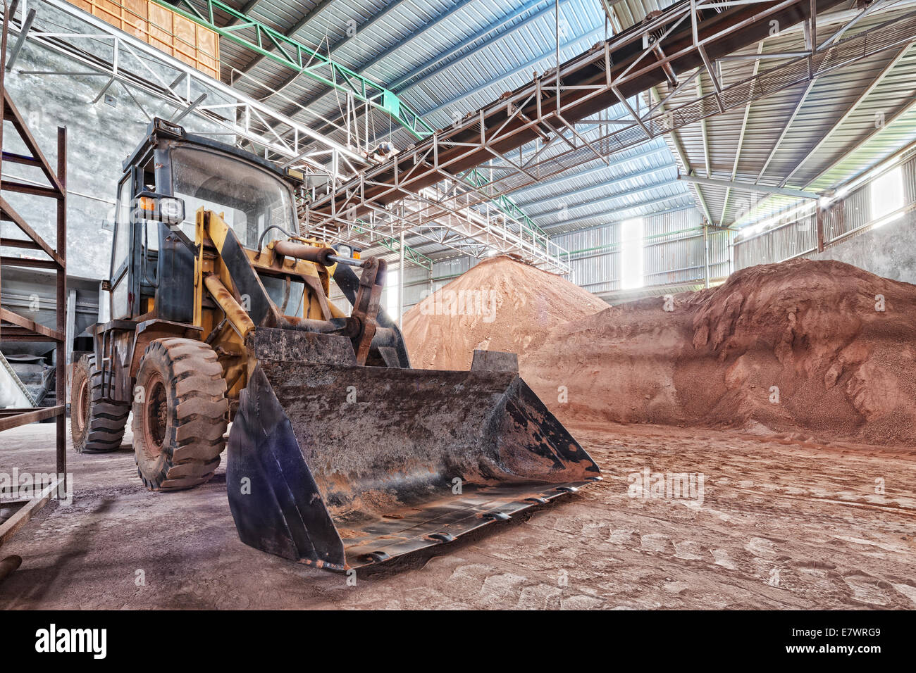 Digger in action hi-res stock photography and images - Alamy
