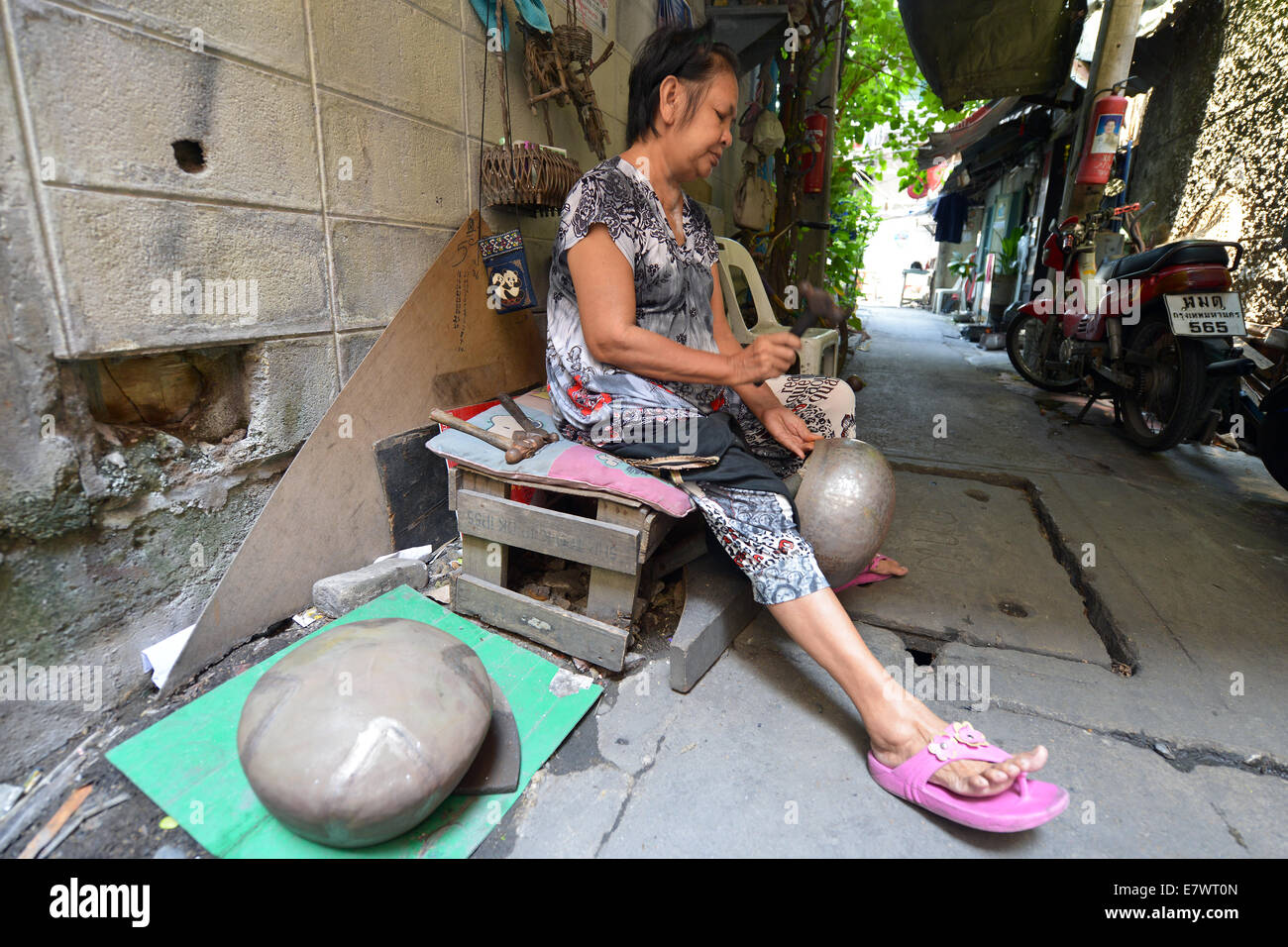 Thai street worker hi-res stock photography and images - Alamy