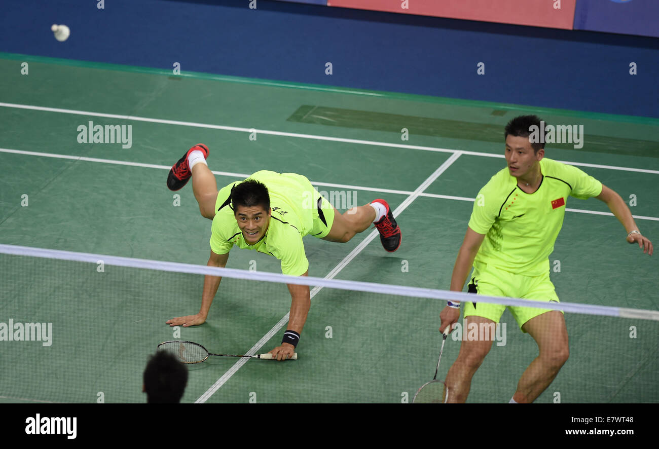 Incheon, South Korea. 25th Sep, 2014. Fu Haifeng (L) of China returns ...