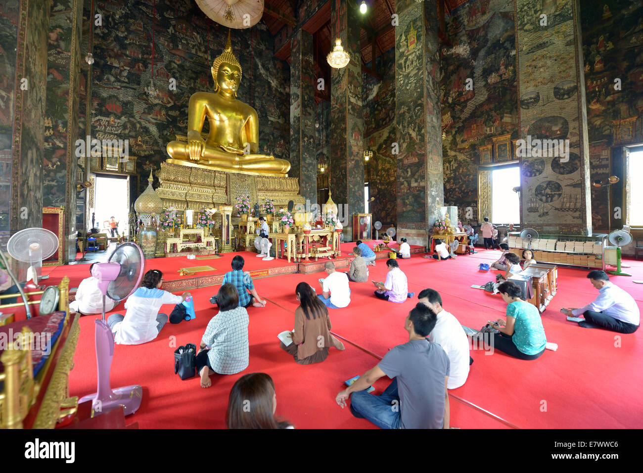 Bangkok thailand pray praying hi-res stock photography and images - Alamy