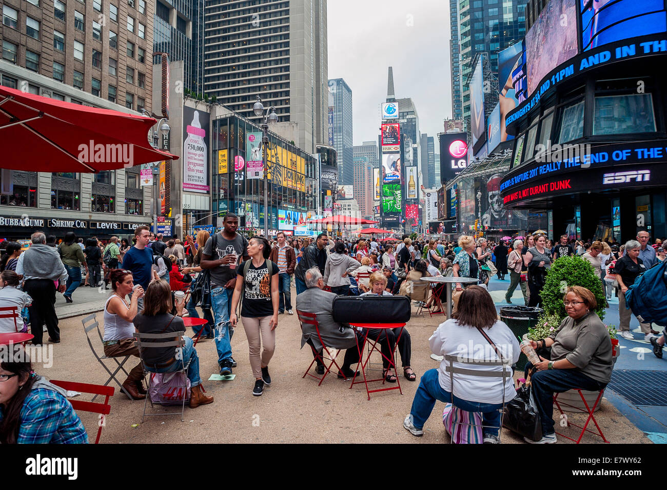 Daytime crowd in times square hi-res stock photography and images - Alamy