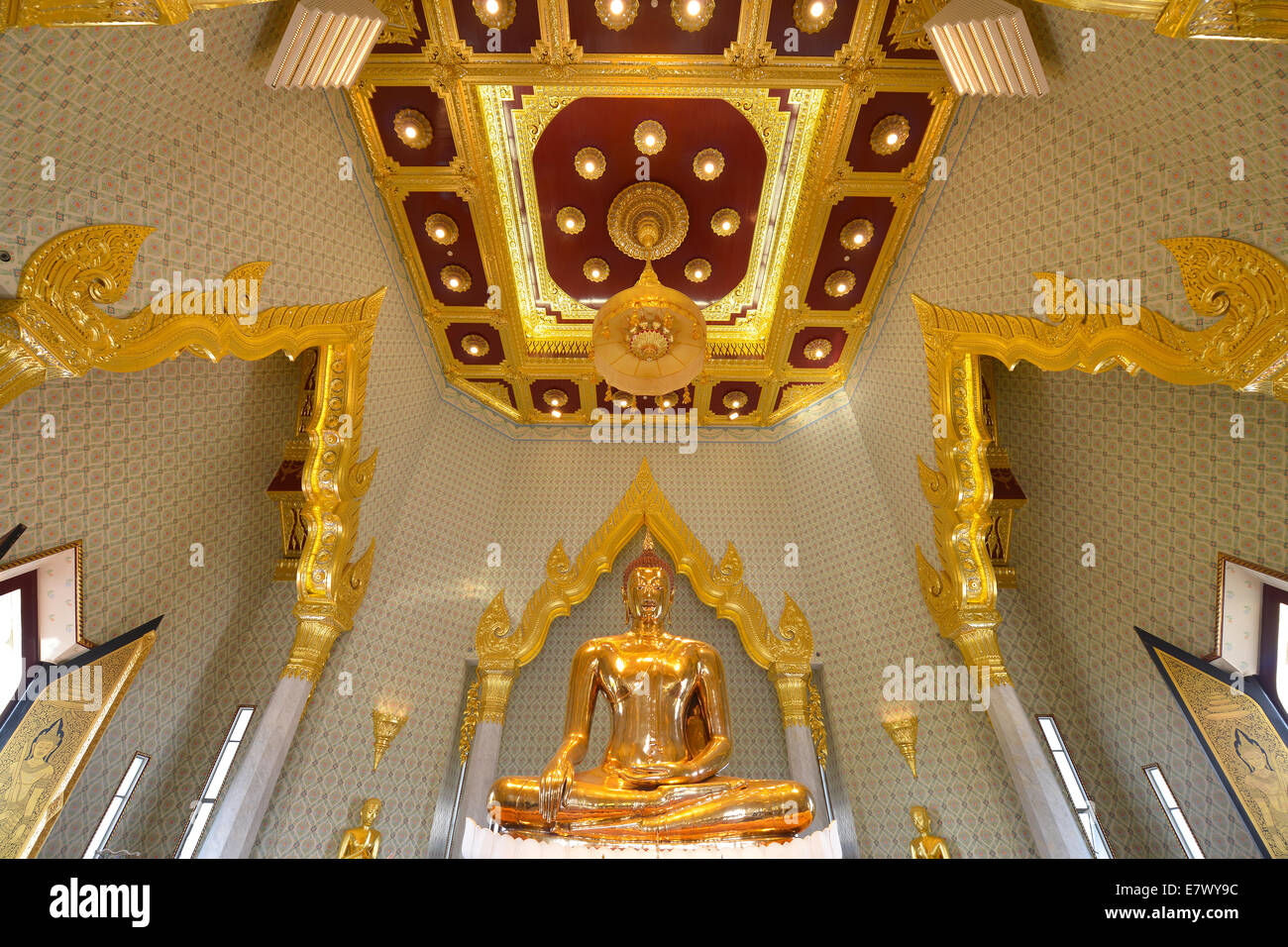 Golden Statue of Buddha at Wat Traimit in Bangkok, Thailand Stock Photo ...