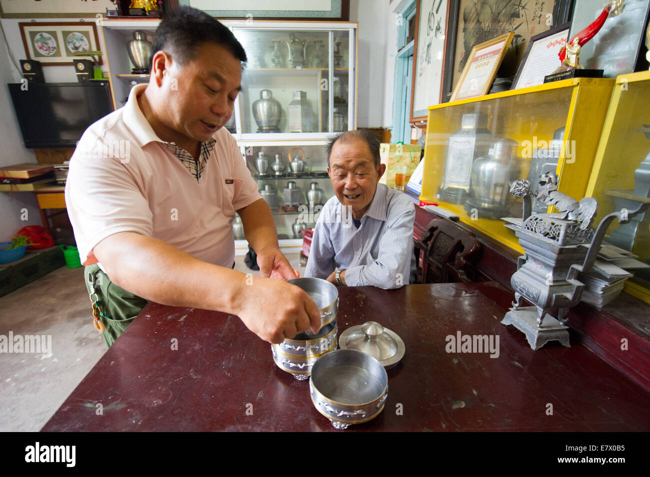 Hefei, China's Anhui province. 18th Sep, 2014. Tinsmith Ying Suming (L ...