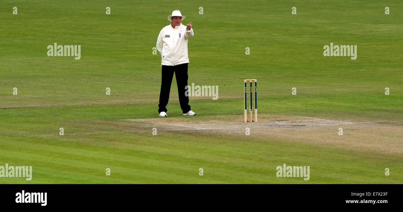Umpire finger hi-res stock photography and images - Alamy