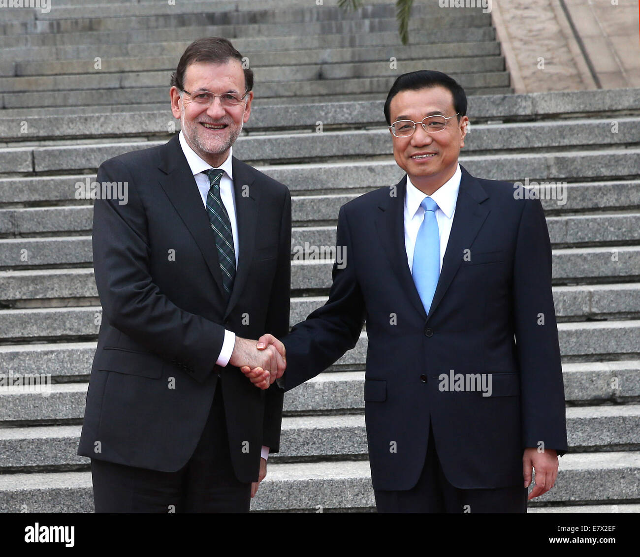 Beijing, China. 25th Sep, 2014. Chinese Premier Li Keqiang(R) holds a ...