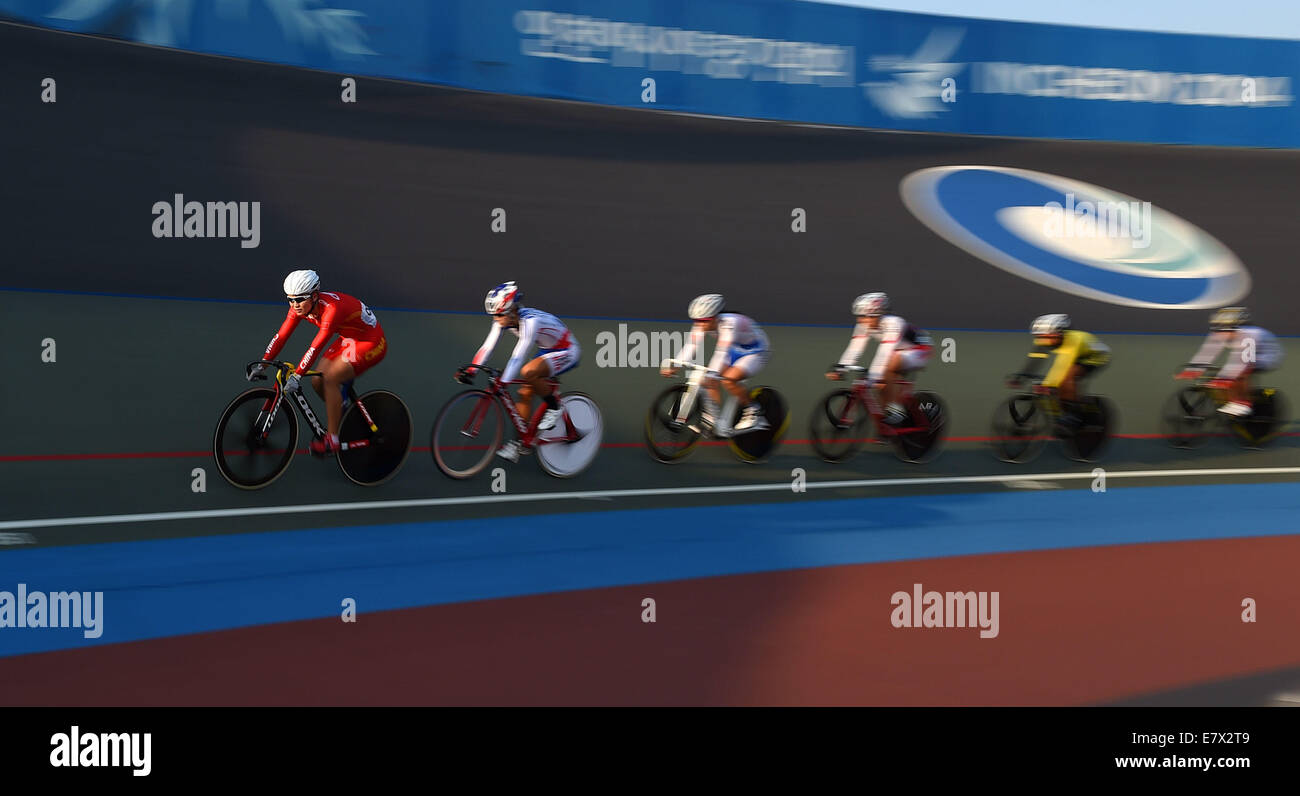 Incheon, South Korea. 25th Sep, 2014. Luo Xiaoling (1st L) of China ...