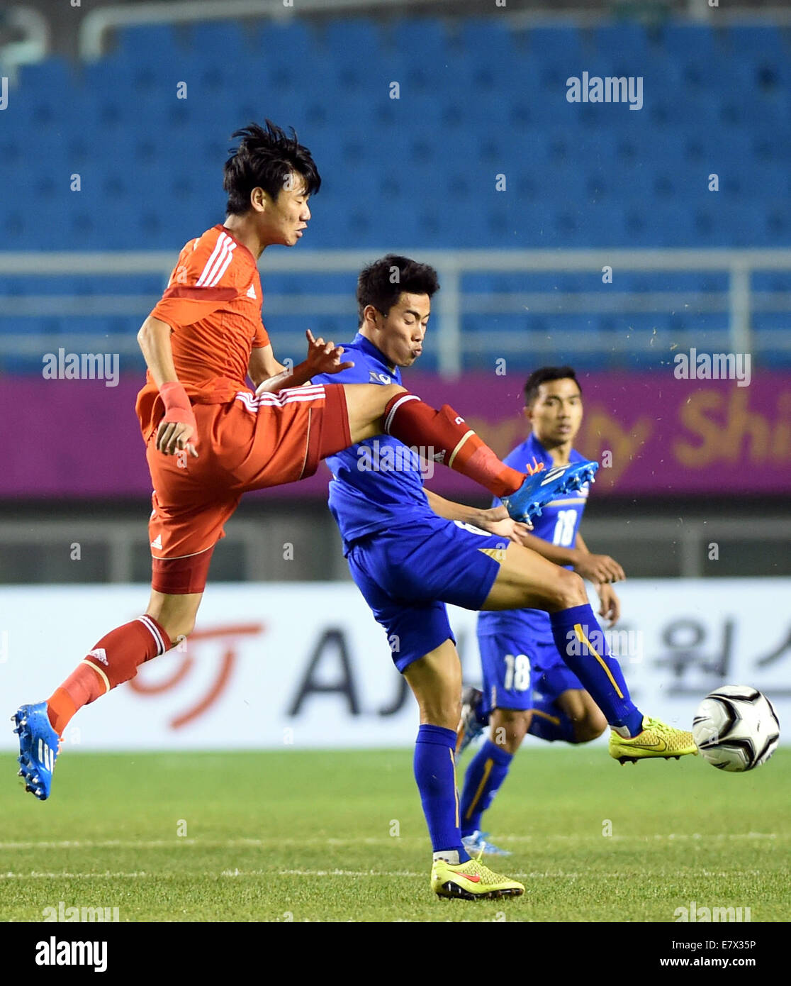 Incheon, South Korea. 25th Sep, 2014. Feng Gang of China (L) vies for ...