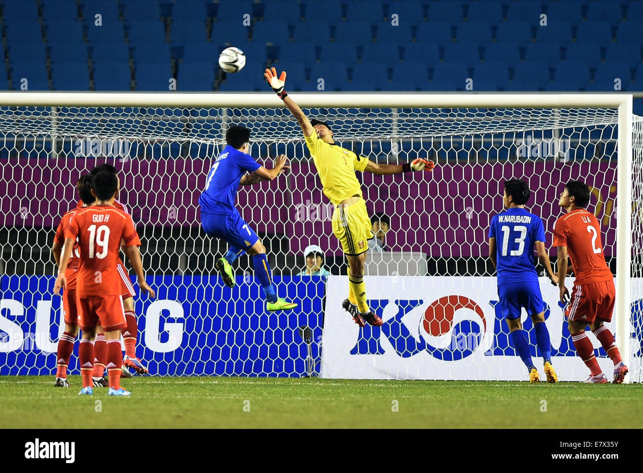 Incheon, South Korea. 25th Sep, 2014. Fang Jingqi of China (R, upper ...