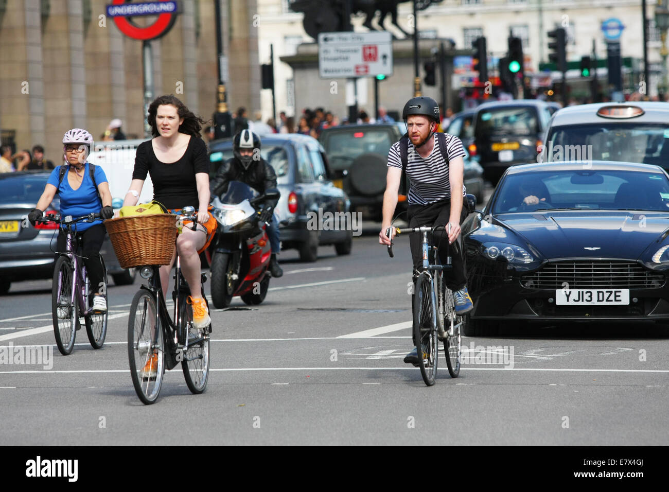 Cycle london busy hi-res stock photography and images - Alamy