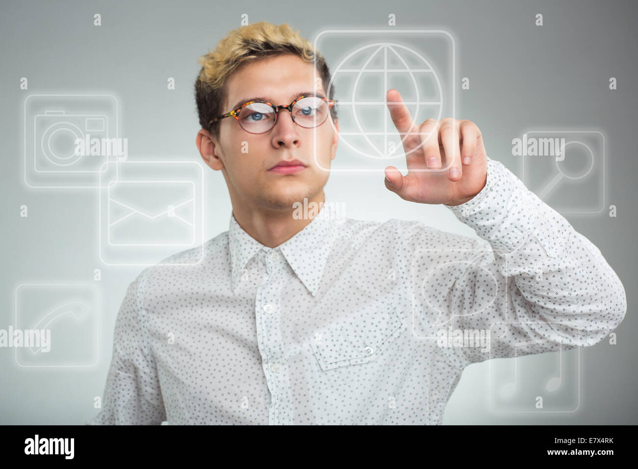 Finger search button on screen hi-res stock photography and images - Alamy