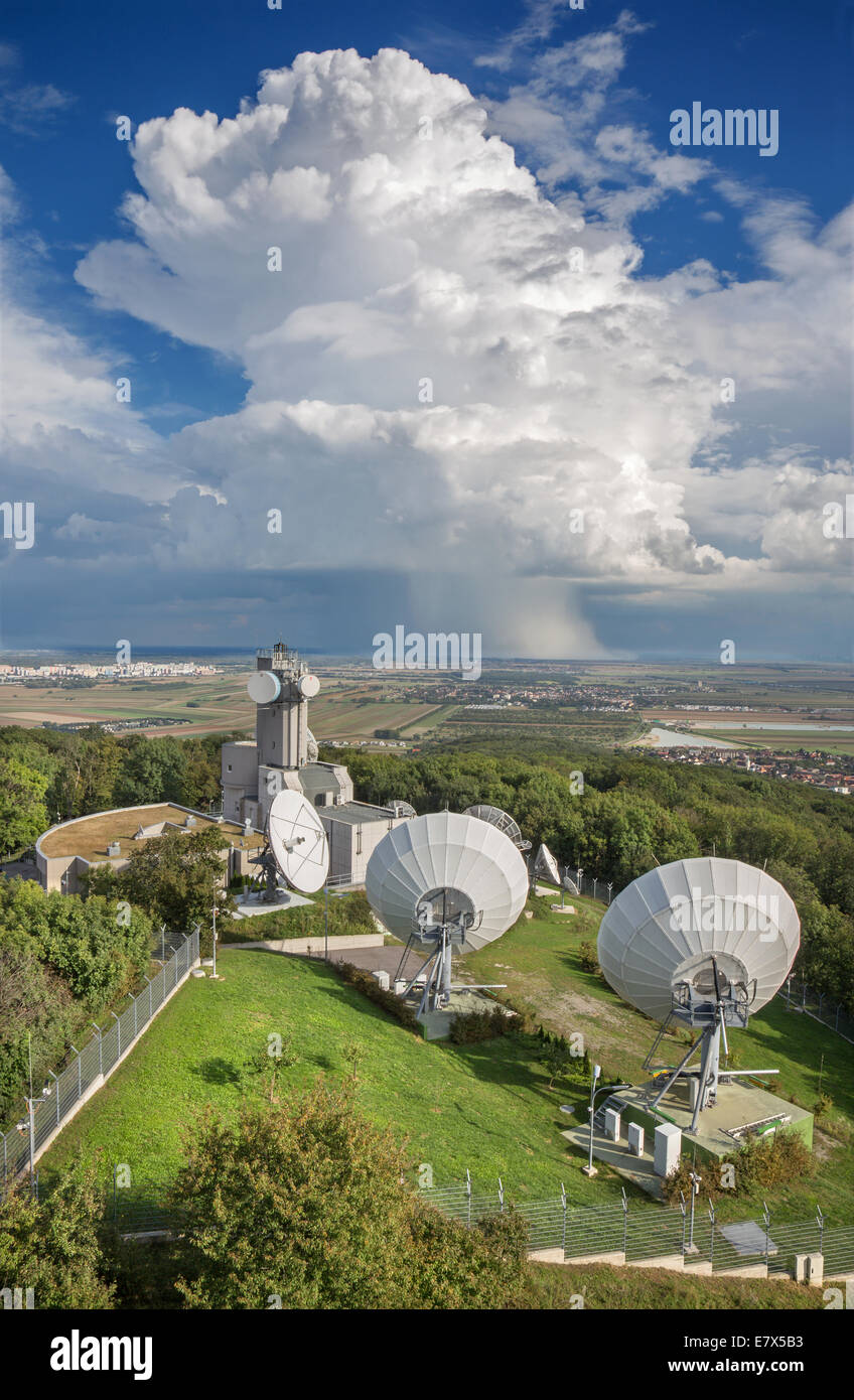 Parabola hi-res stock photography and images - Alamy