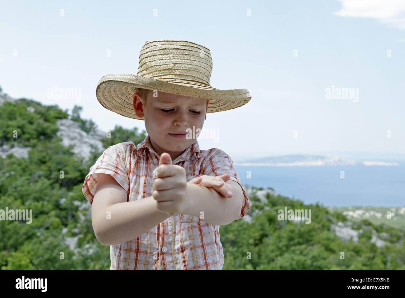young boy applying sunscreen on his arm Stock Photo - Alamy