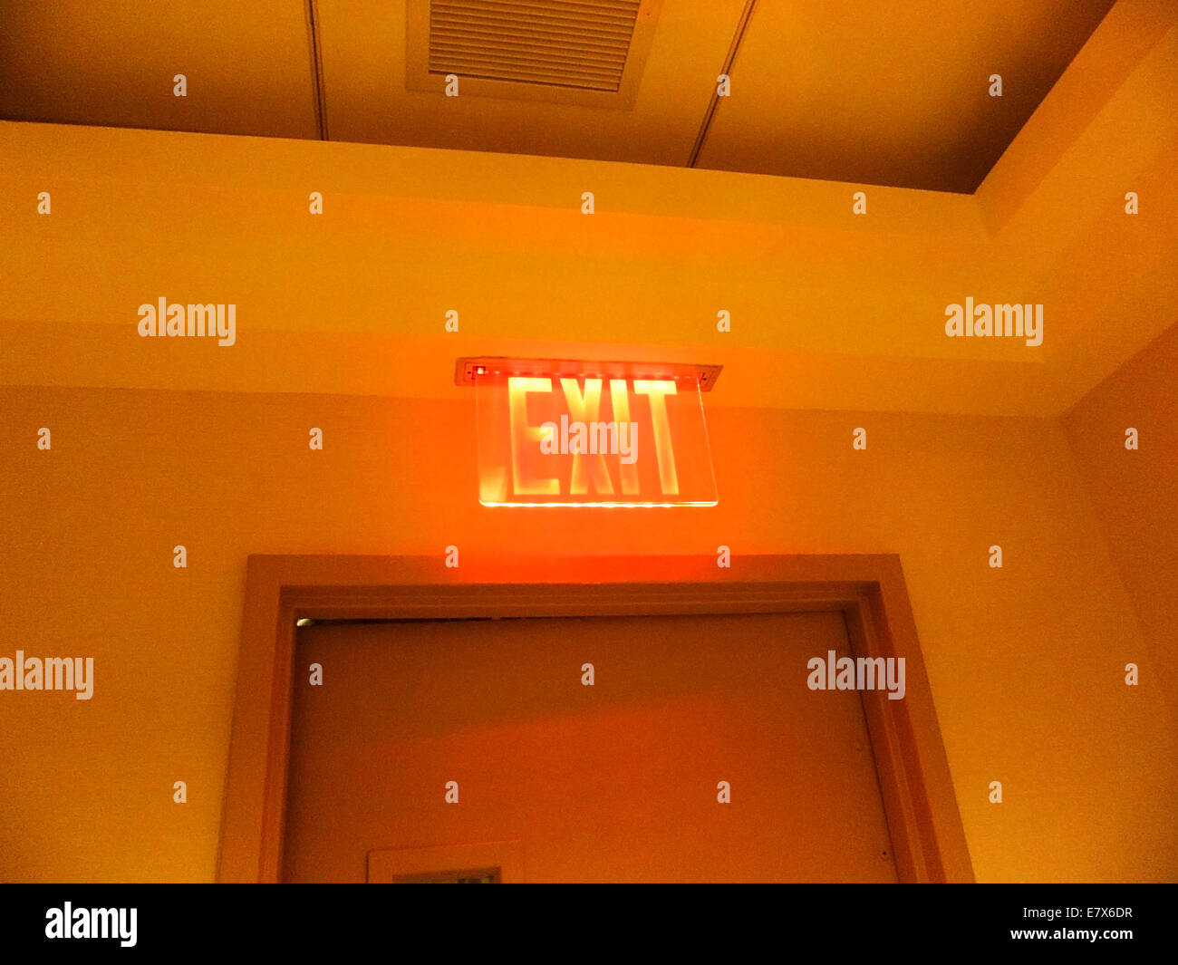 Fire exit door signage hi-res stock photography and images - Alamy