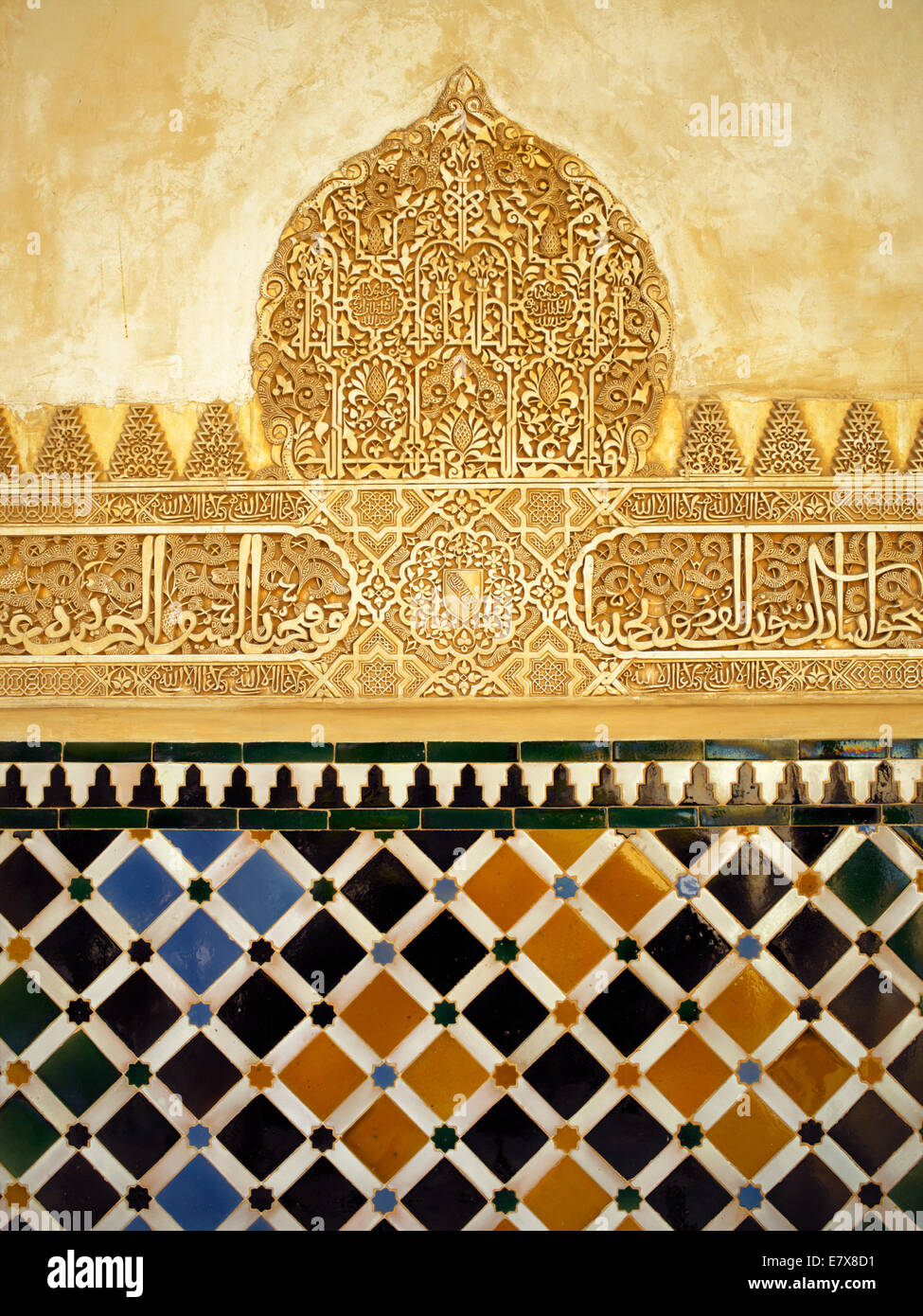 Wall decoration in the Alhambra Palace in Granada Stock Photo - Alamy