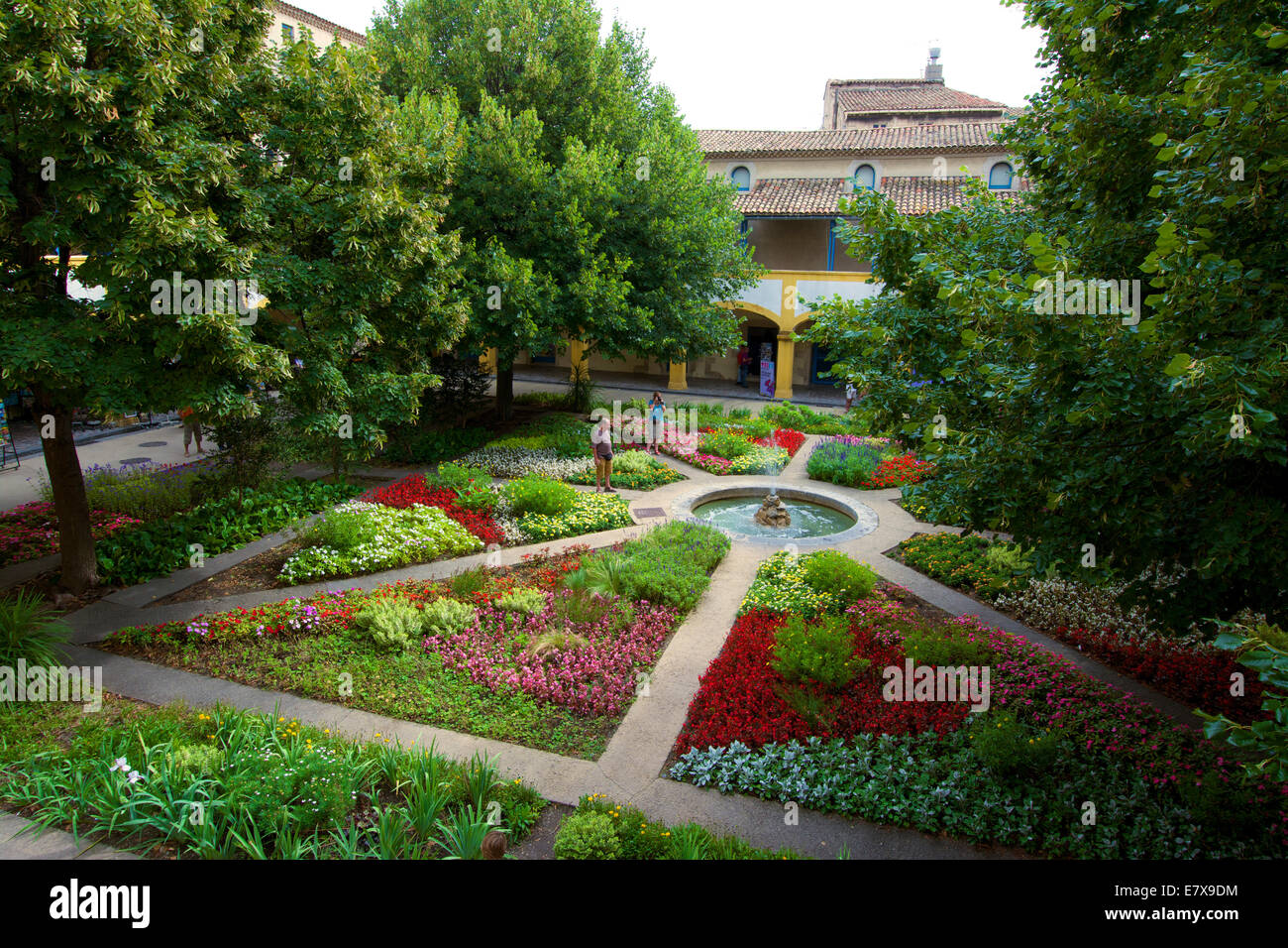 Van gogh arles garden hi-res stock photography and images - Alamy