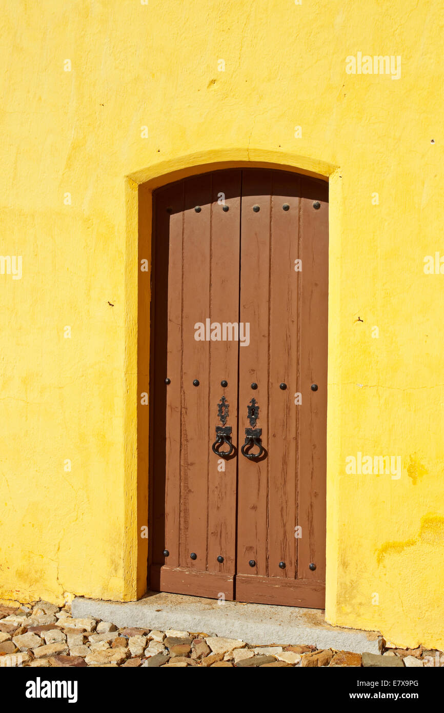 Medieval castle brown door hi-res stock photography and images - Alamy