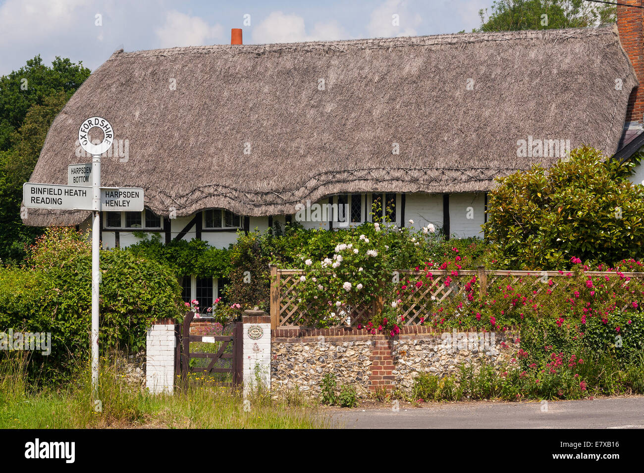 England Oxfordshire Harpsden, Old cottage & signpost Stock Photo - Alamy