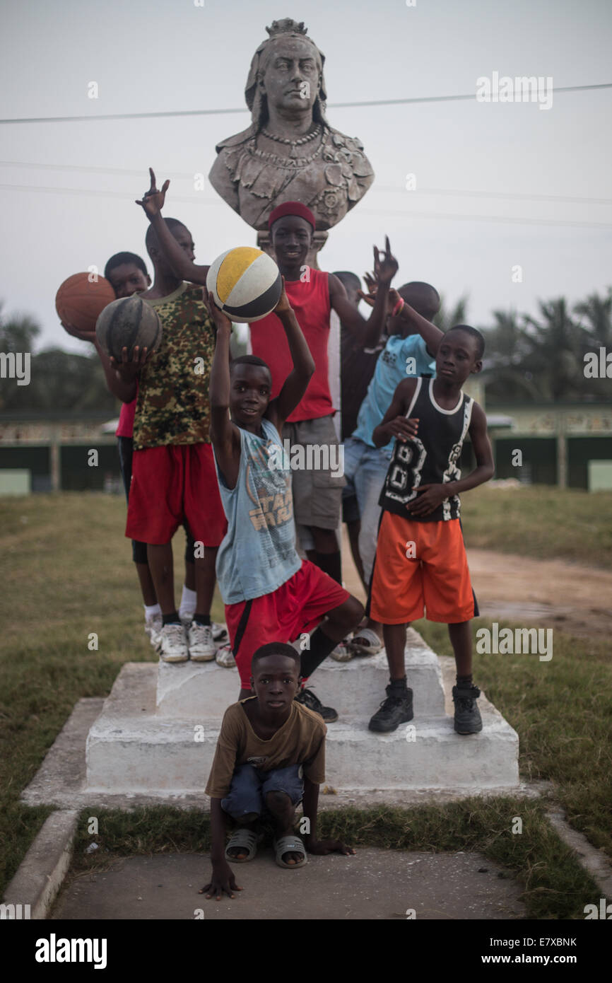 Basketball statue hi-res stock photography and images - Alamy
