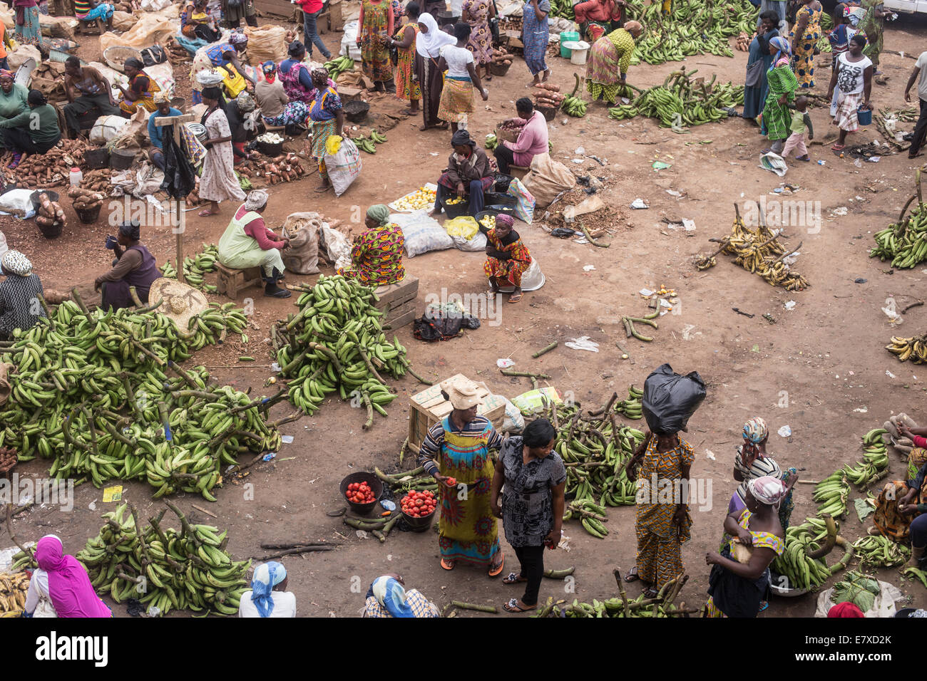 selling bananas at kumasi kejetia market Stock Photo - Alamy
