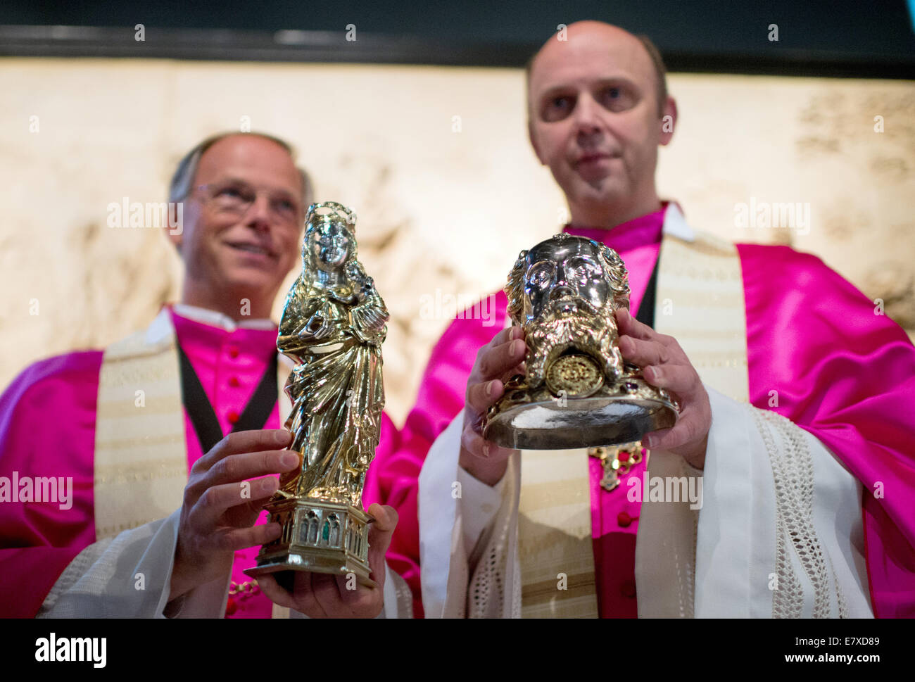 Altar vessels hi-res stock photography and images - Alamy