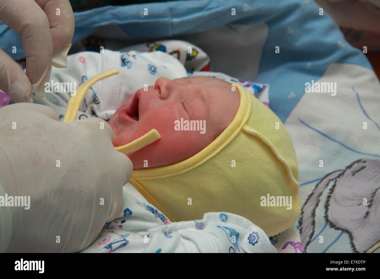 Birth baby medical doctor nurse new born hi-res stock photography and ...