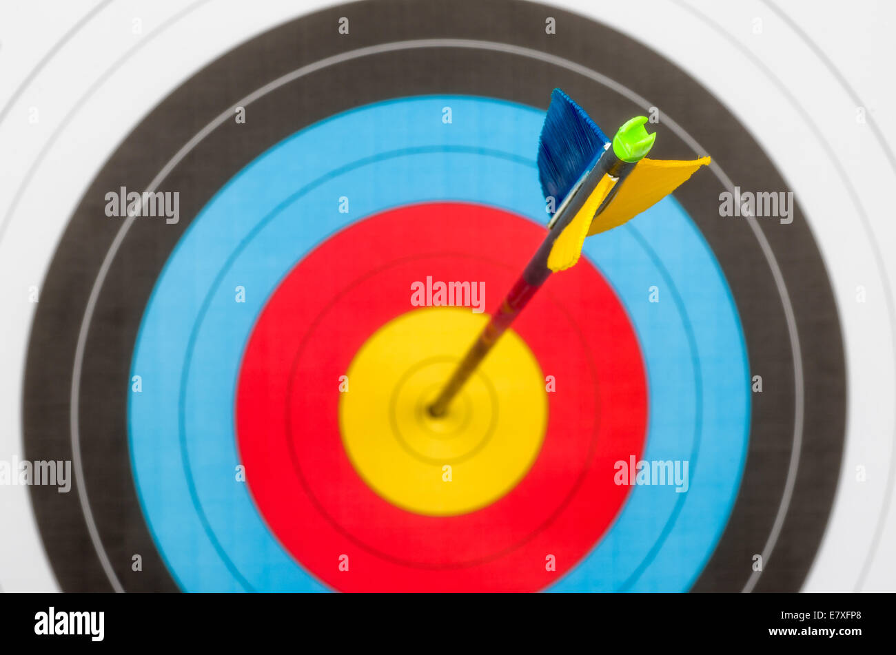 Target with an arrow in the center Stock Photo - Alamy