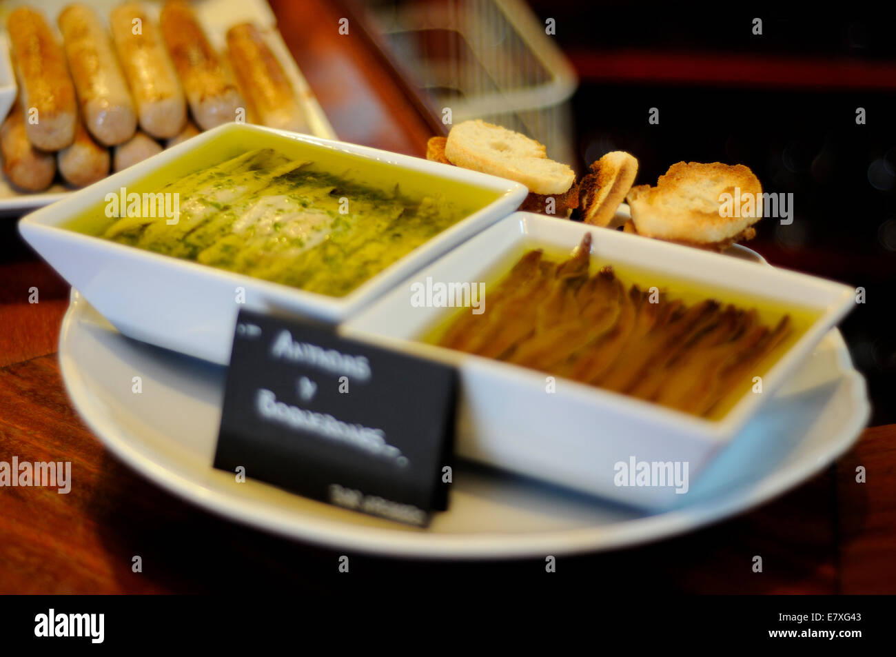 Horizontal spikes hi-res stock photography and images - Alamy