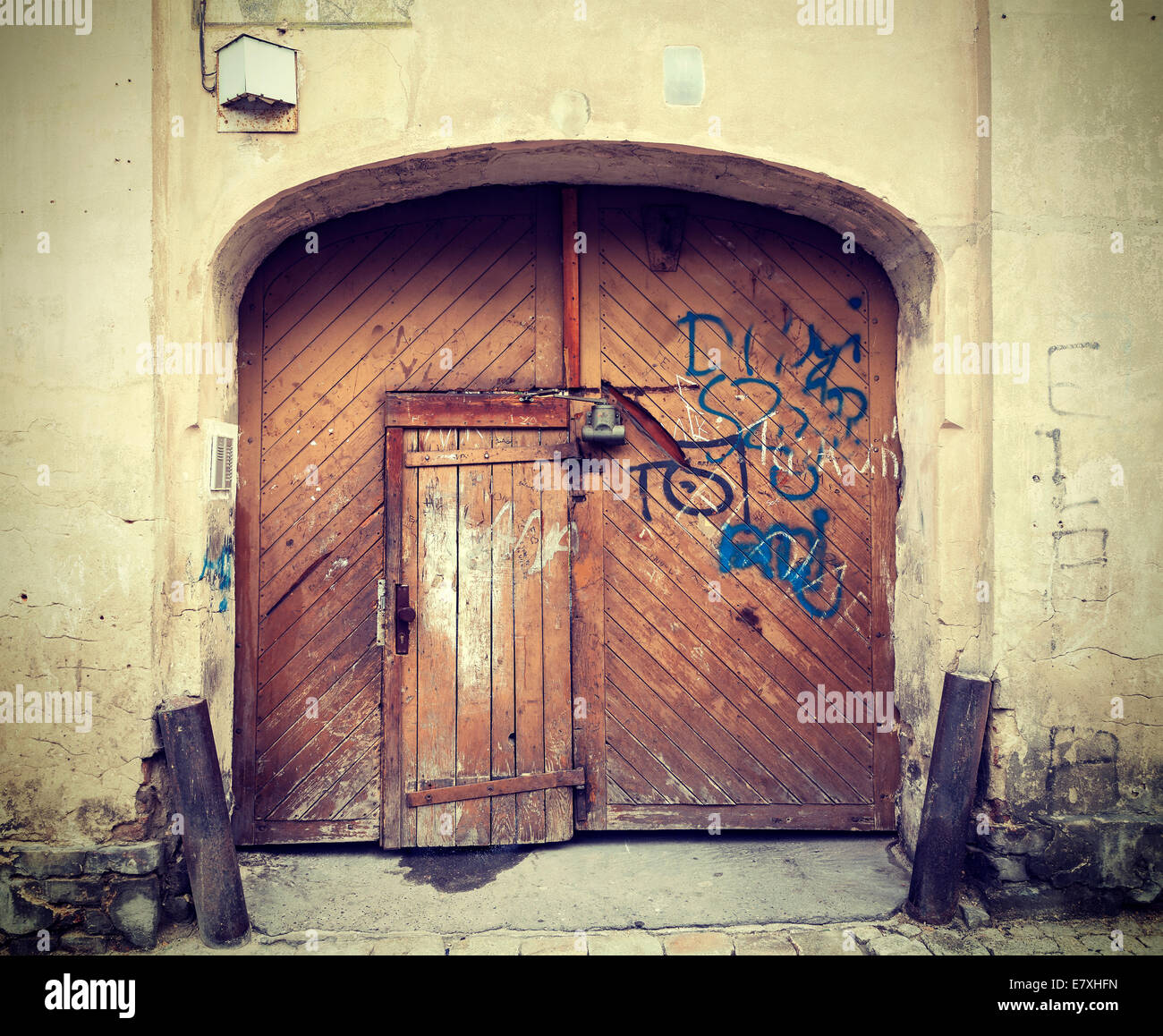 Exterior vintage door hi-res stock photography and images - Alamy