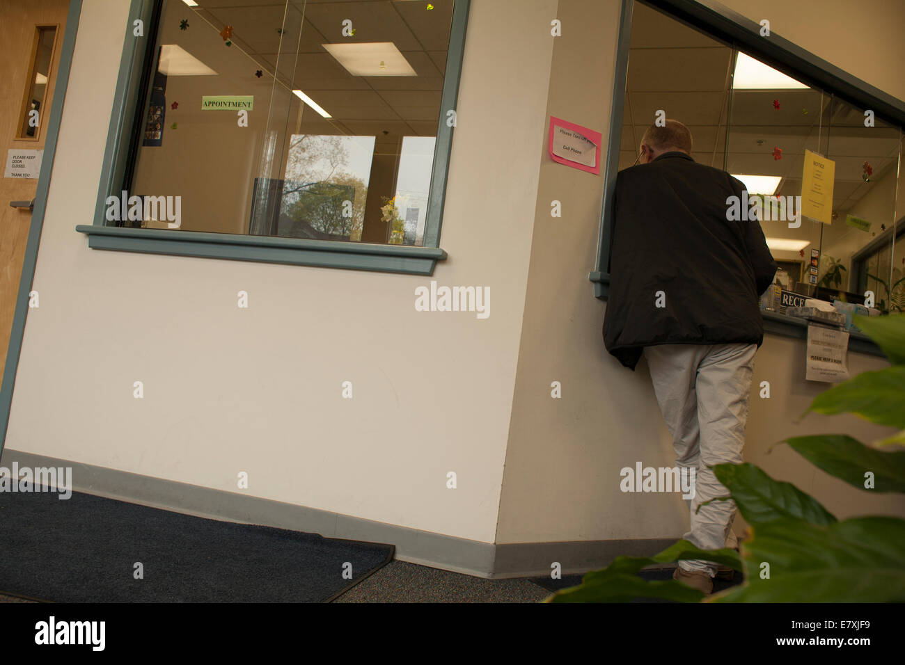 Check in desk hi-res stock photography and images - Alamy