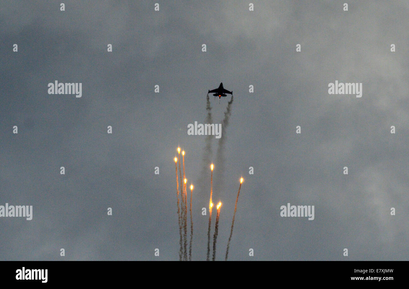 Decoy flares hi-res stock photography and images - Alamy