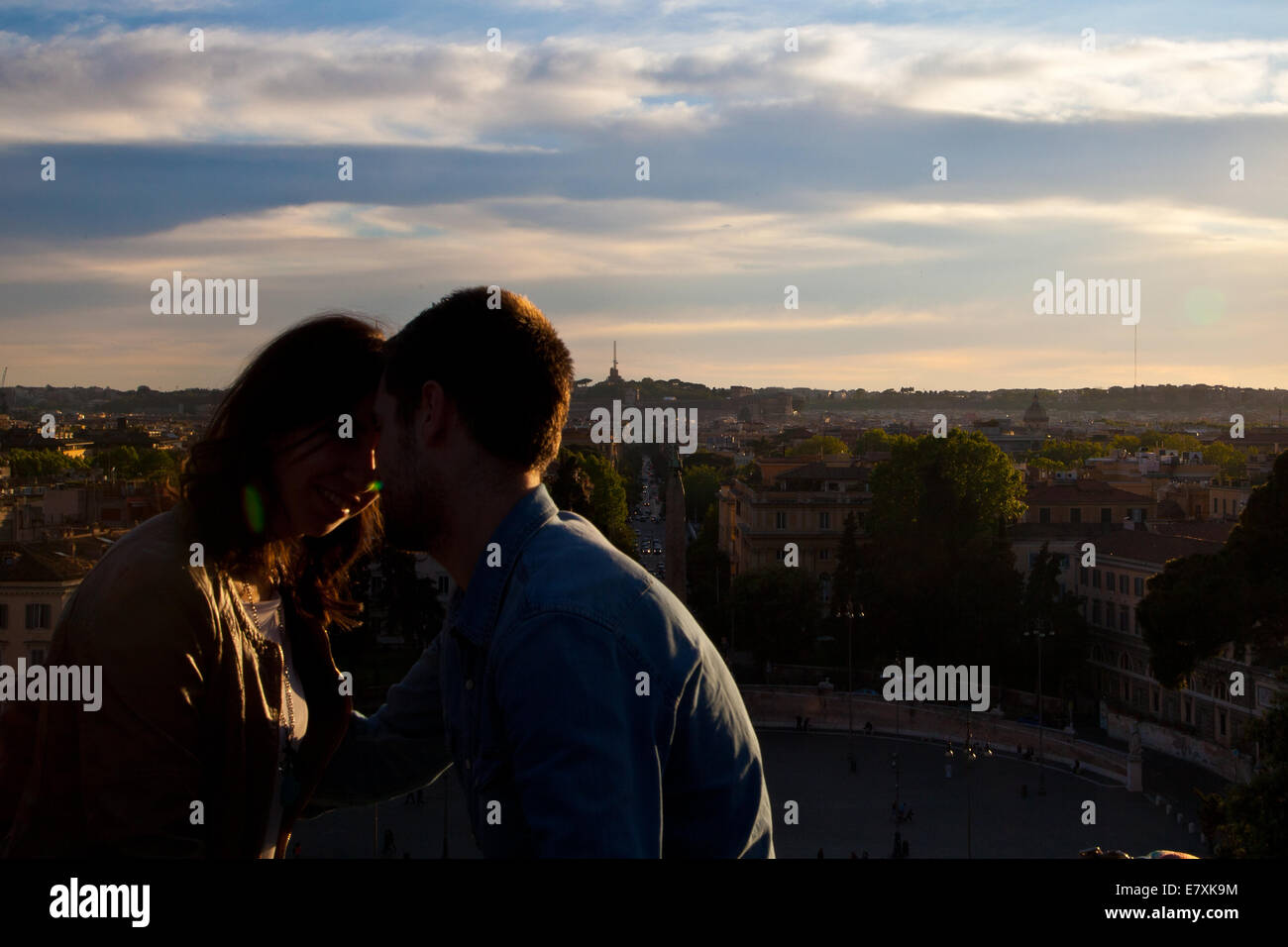 Rome tourist couple kissing hi-res stock photography and images - Alamy