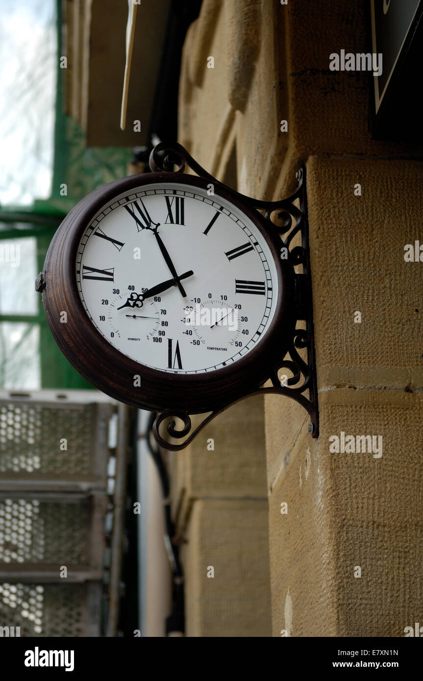 Clock ten to three hi-res stock photography and images - Alamy