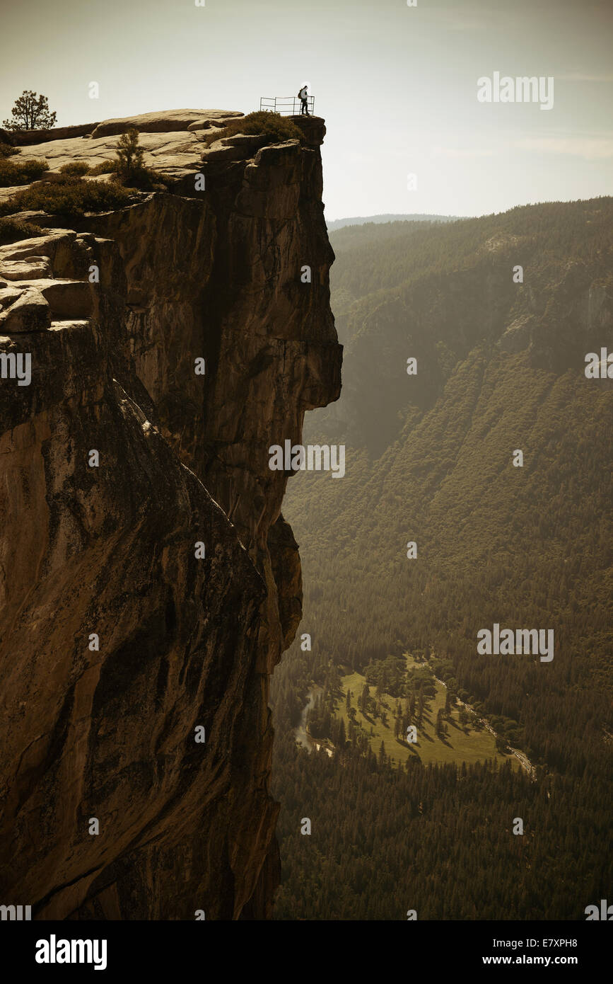 Mountain cliff look down hi-res stock photography and images - Alamy