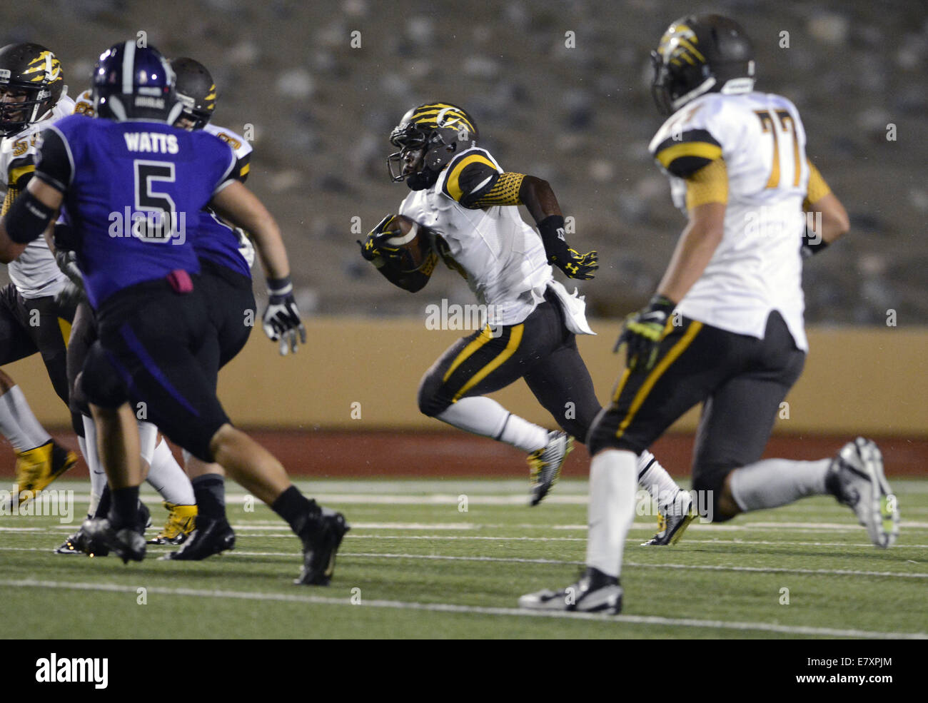 Usa. 25th Sep, 2014. SPORTS -- Cibola's Oscar Chatman, center, runs ...