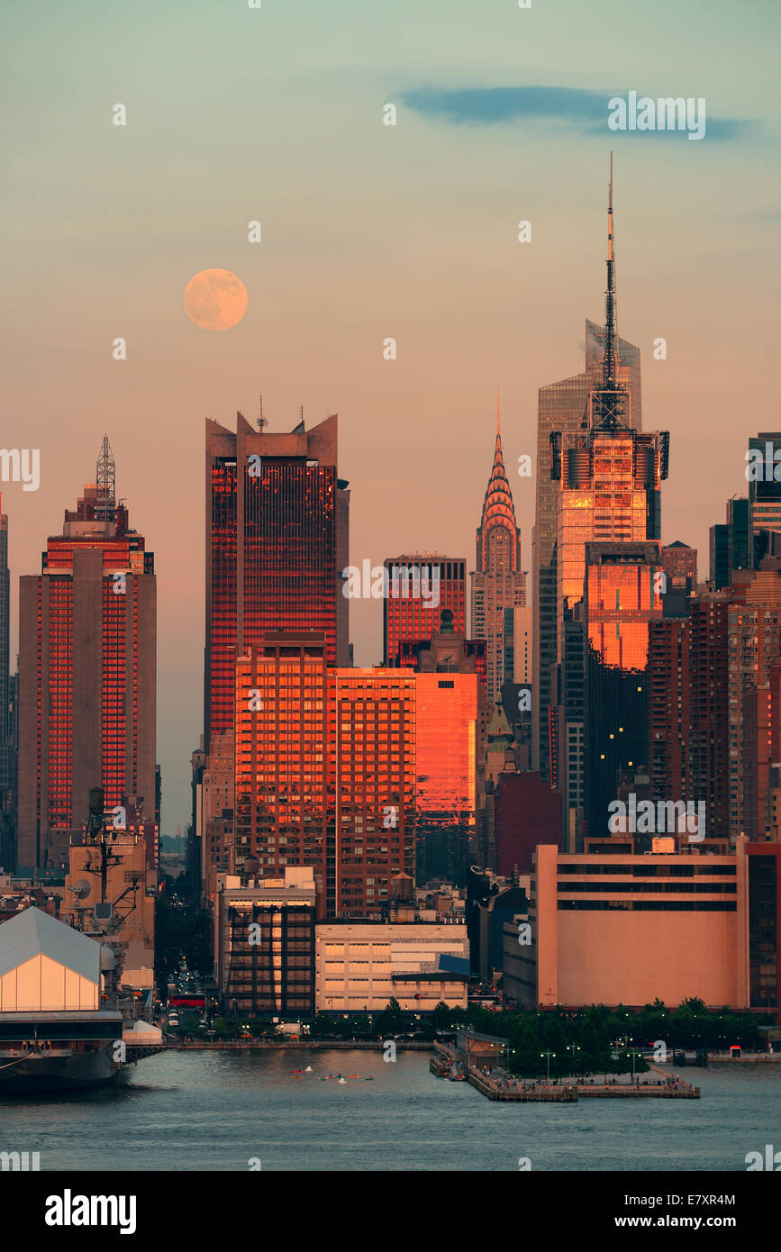 Full moon over city skyline new york hi-res stock photography and ...