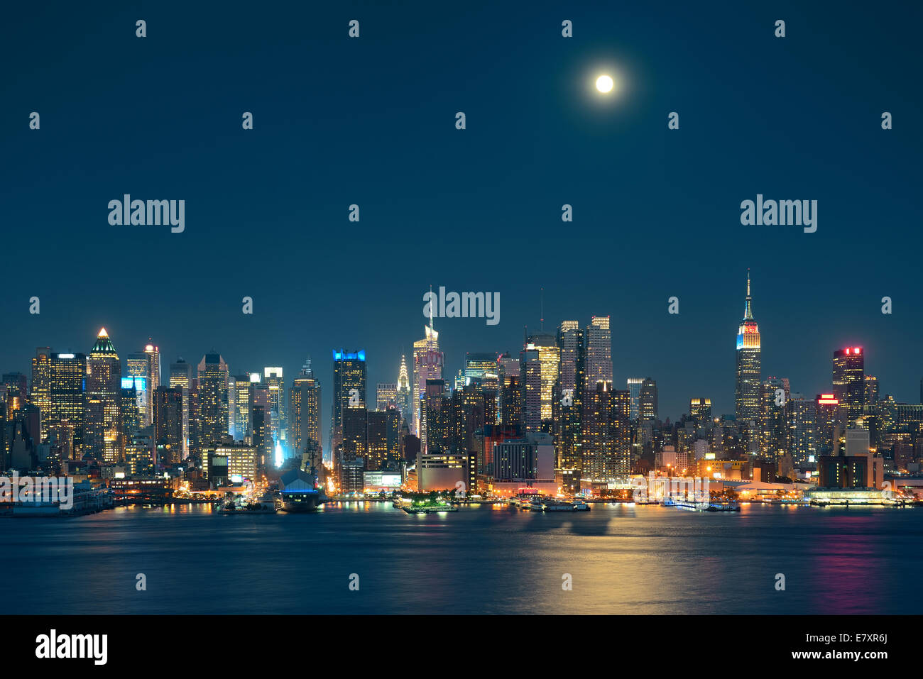 Moon rise over midtown Manhattan with city skyline at night Stock Photo ...